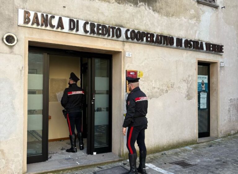 Colpo nella notte a Barbara, rapinatori fanno esplodere il bancomat e ...